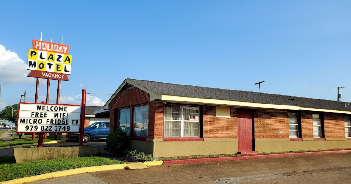 Holiday Plaza Motel | Destination Bryan